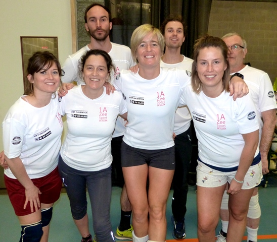 JAARLIJKS VOLLEYBALTORNOOI IN DE SPORTDOZE : 8 TEAMS. LERARENTEAM WINT ...