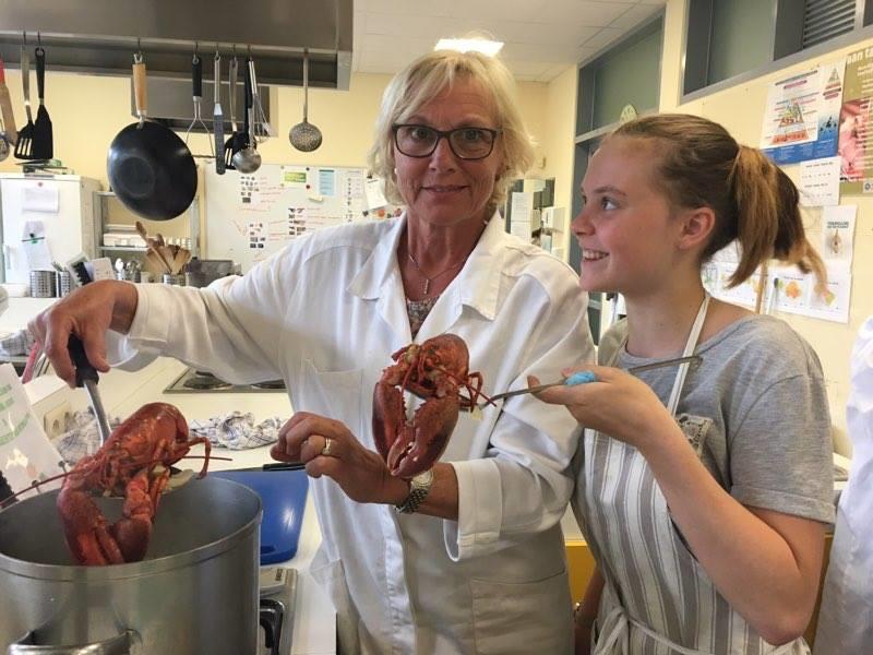 Piet Devriendt, Maerlant-oud-ll. begin jaren ’80, bereidt verse kreeft ...