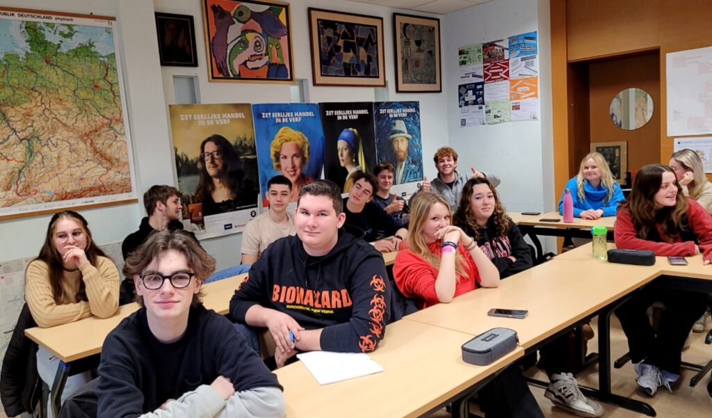 05 en 06/02; Maerlant-ath.-lln. 6A, 6T kregen van hun leraressen Kira ...