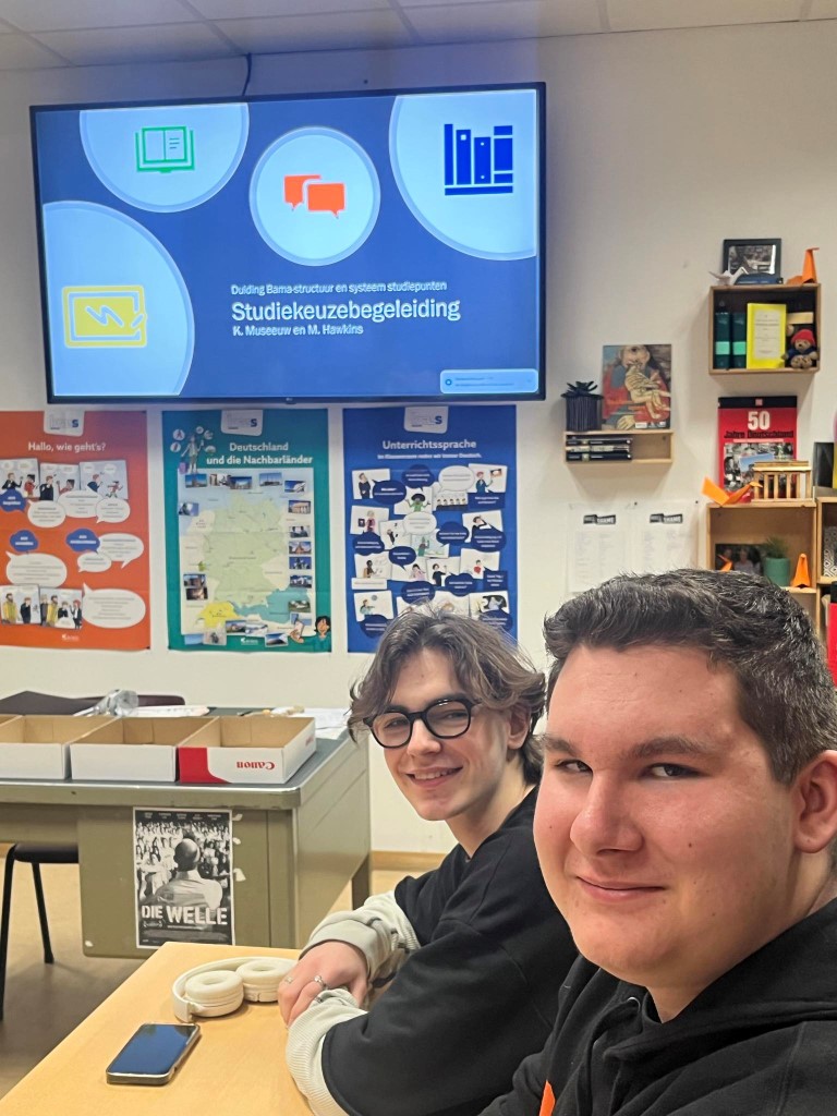 05 en 06/02; Maerlant-ath.-lln. 6A, 6T kregen van hun leraressen Kira ...