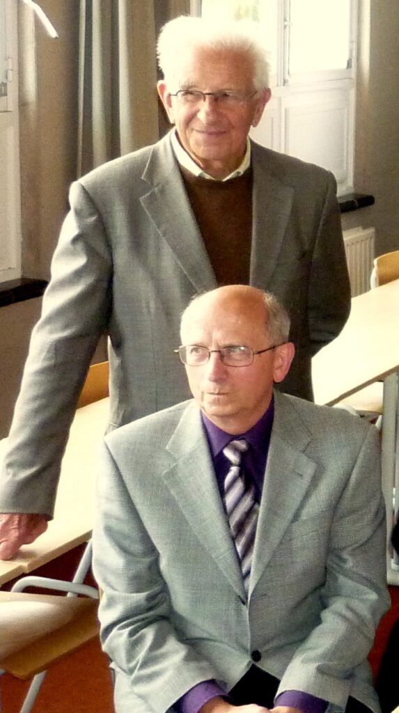 In de tuin bloeien de eerste rozen, rode, roze, gele en ik denk aan ...