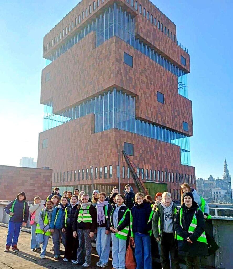 21 nov. 2025. Zesde leerjaar ONS/VREDELAAN op bezoek in a) het MAS en b ...