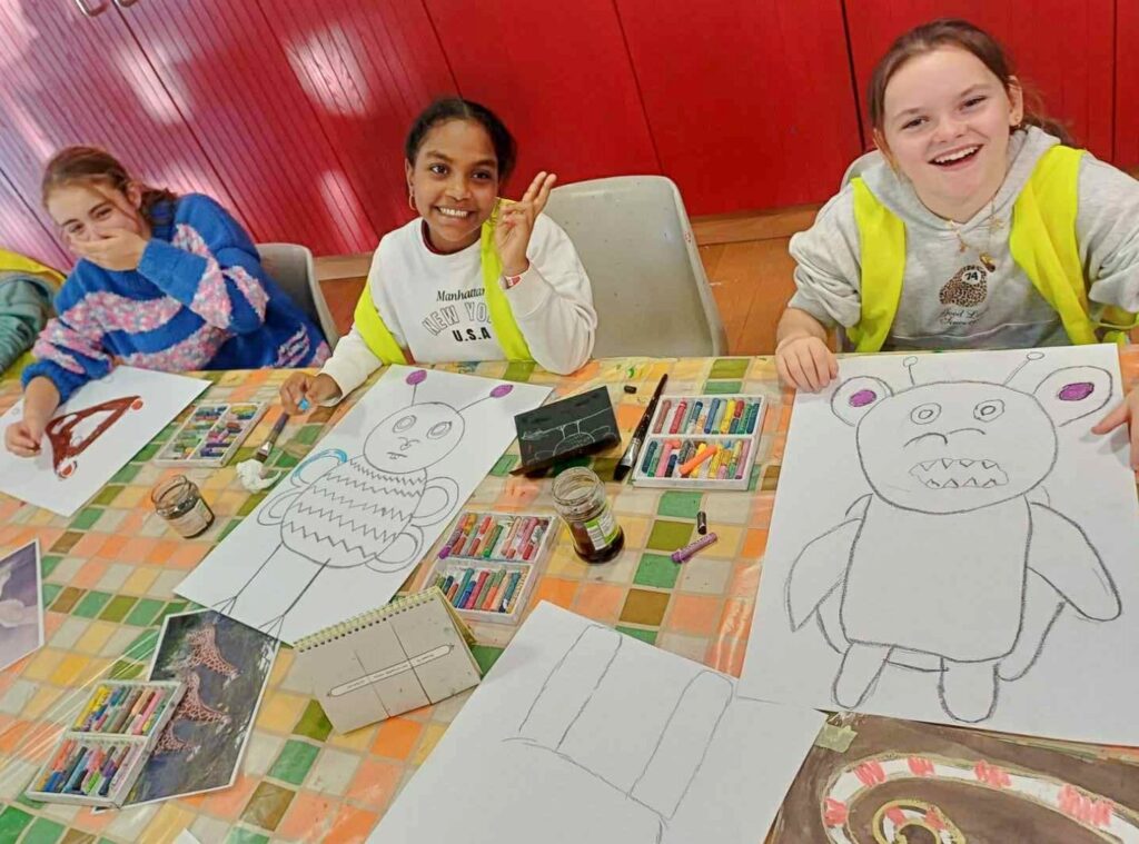 21 nov. 2025. Zesde leerjaar ONS/VREDELAAN op bezoek in a) het MAS en b ...