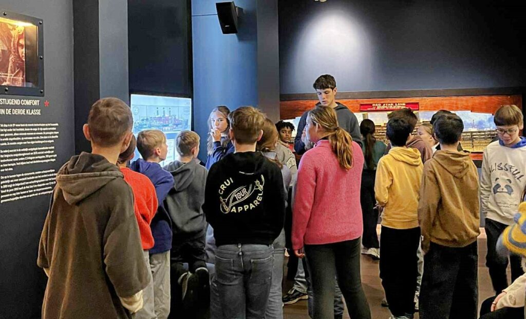 21 nov. 2025. Zesde leerjaar ONS/VREDELAAN op bezoek in a) het MAS en b ...